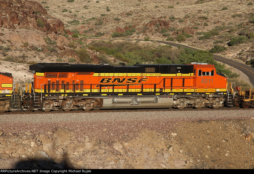 BNSF 8211